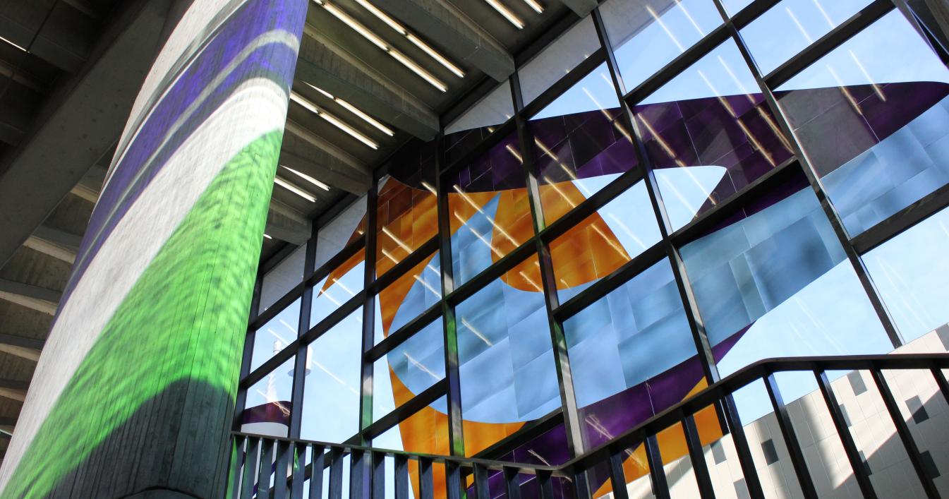 La verrière du métro Champ-de-Mars, œuvre lumineuse de Marcelle Ferron ...